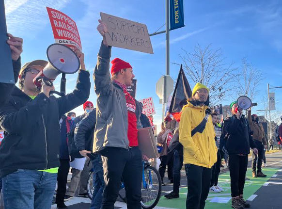 A Cry of ‘Scab’ Greets Biden as Unions Picket During His Meeting With ...