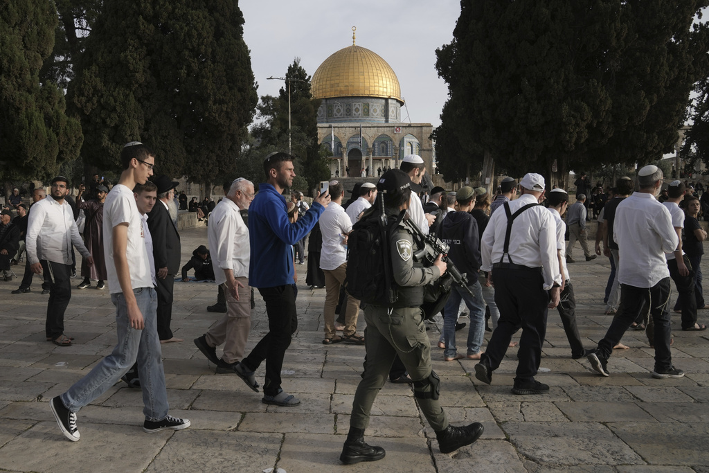 Tensions Rise Around Jerusalem Shrine After Syria Rocket Strikes | The ...