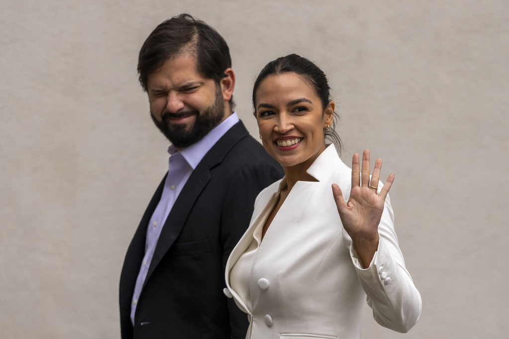 Longtime Wall Street Banker To Challenge AOC in Democratic Primary ...