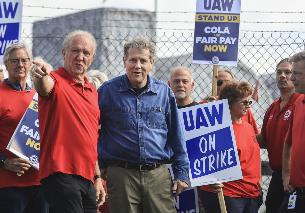 UAW Throws a Spanner Into the 2024 Presidential Election, as Trump ...