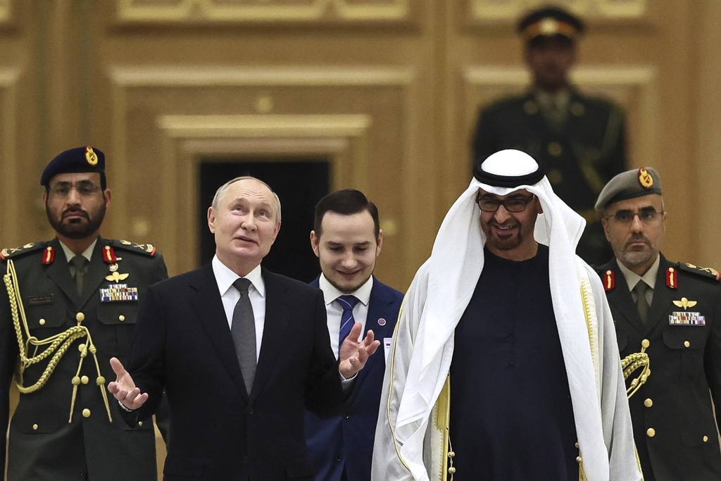 Russian Mountain Goes to Mohammed as Putin Is Met With Pageantry at Abu ...