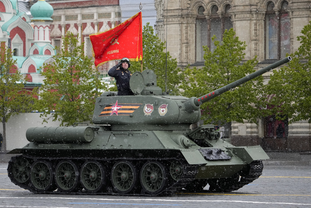 Lonely Red Square Tank Speaks of Russia’s Growing Shortages of Military ...