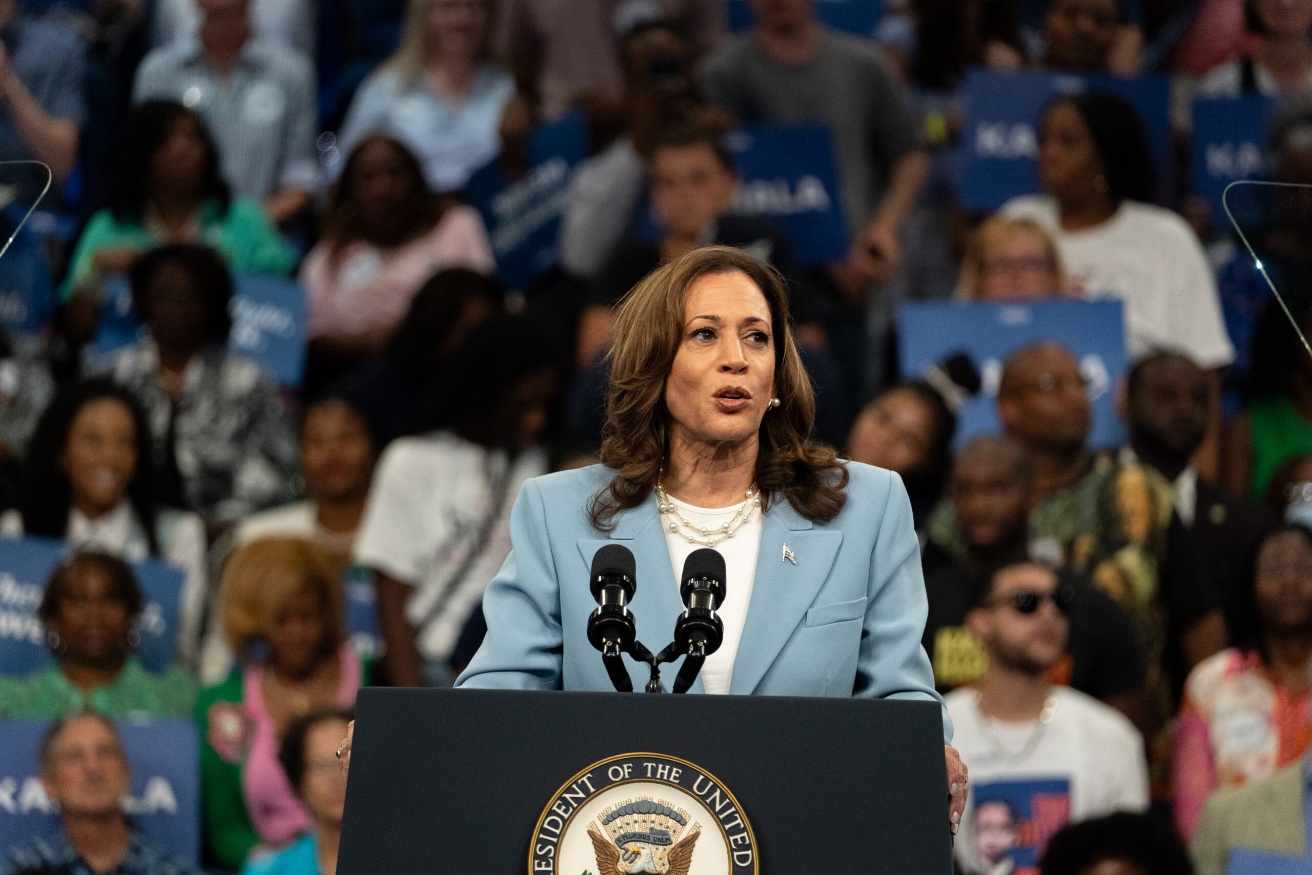 Harris Opens Up National Edge Against Trump Ahead of Swing State Tour ...